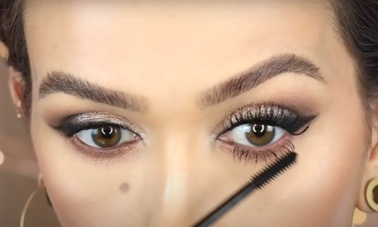 Waterproof vs. Regular Mascara: Which is Better? - WaterproofWiki Waterproof vs. Regular Mascara: Which is Better? - WaterproofWiki